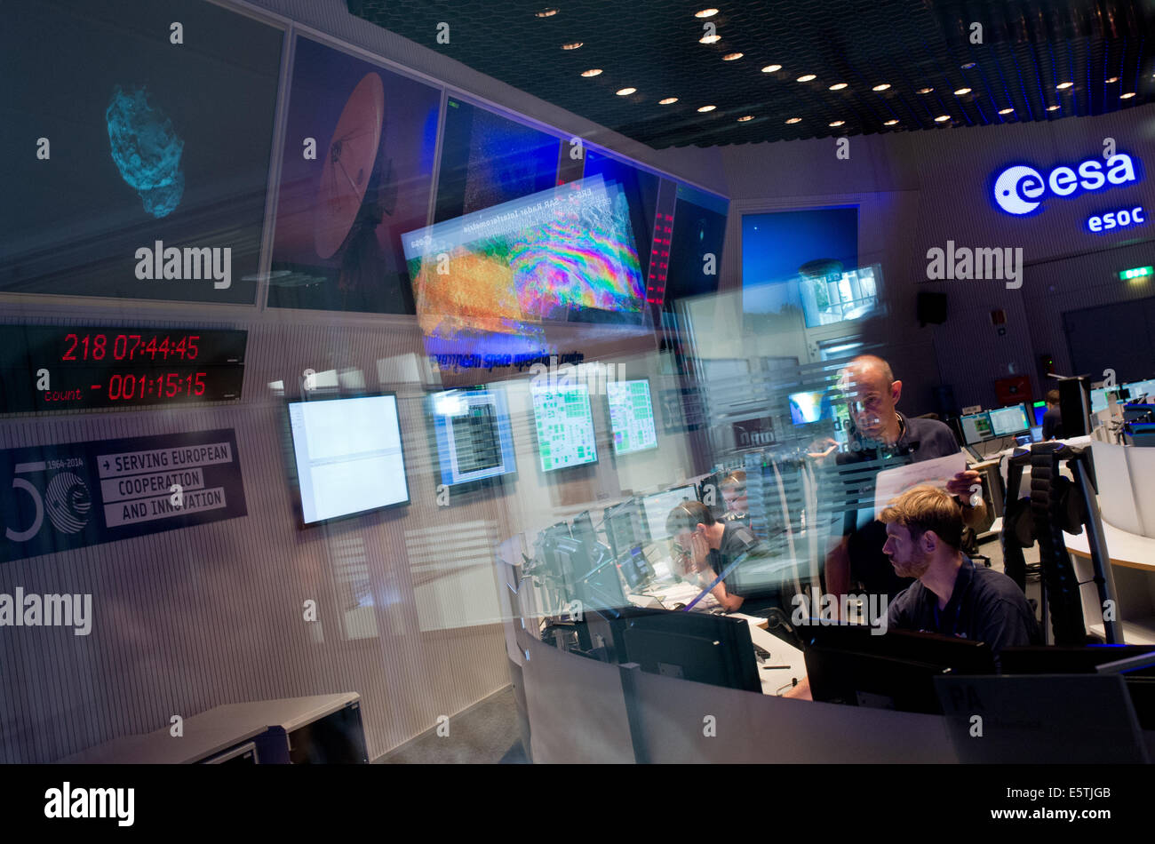 Darmstadt, Germany. 06th Aug, 2014. Experts follow the flight path of robotic space probe ...