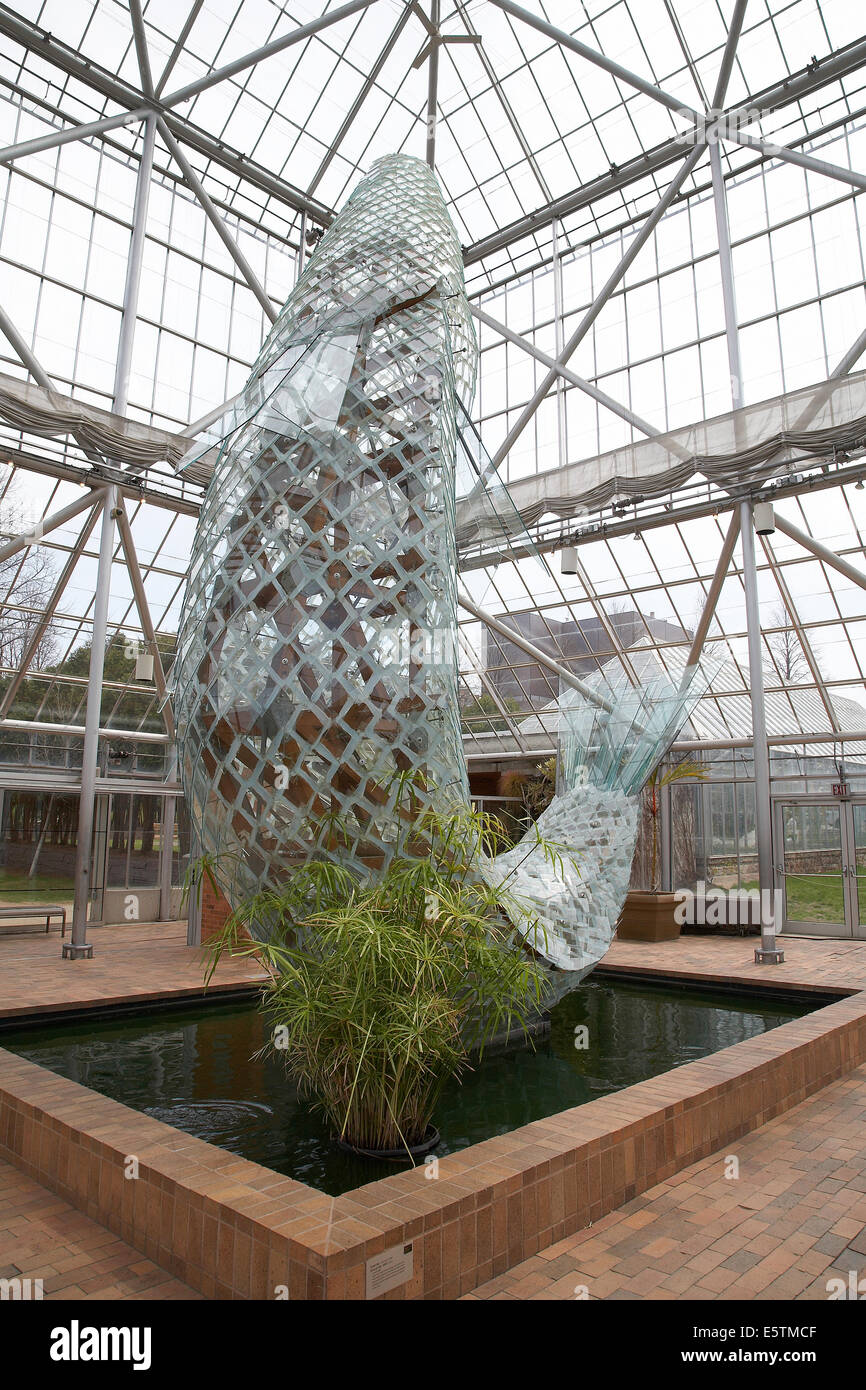 Standing glass fish sculpture by Frank Gehry (1986) at Minneapolis ...