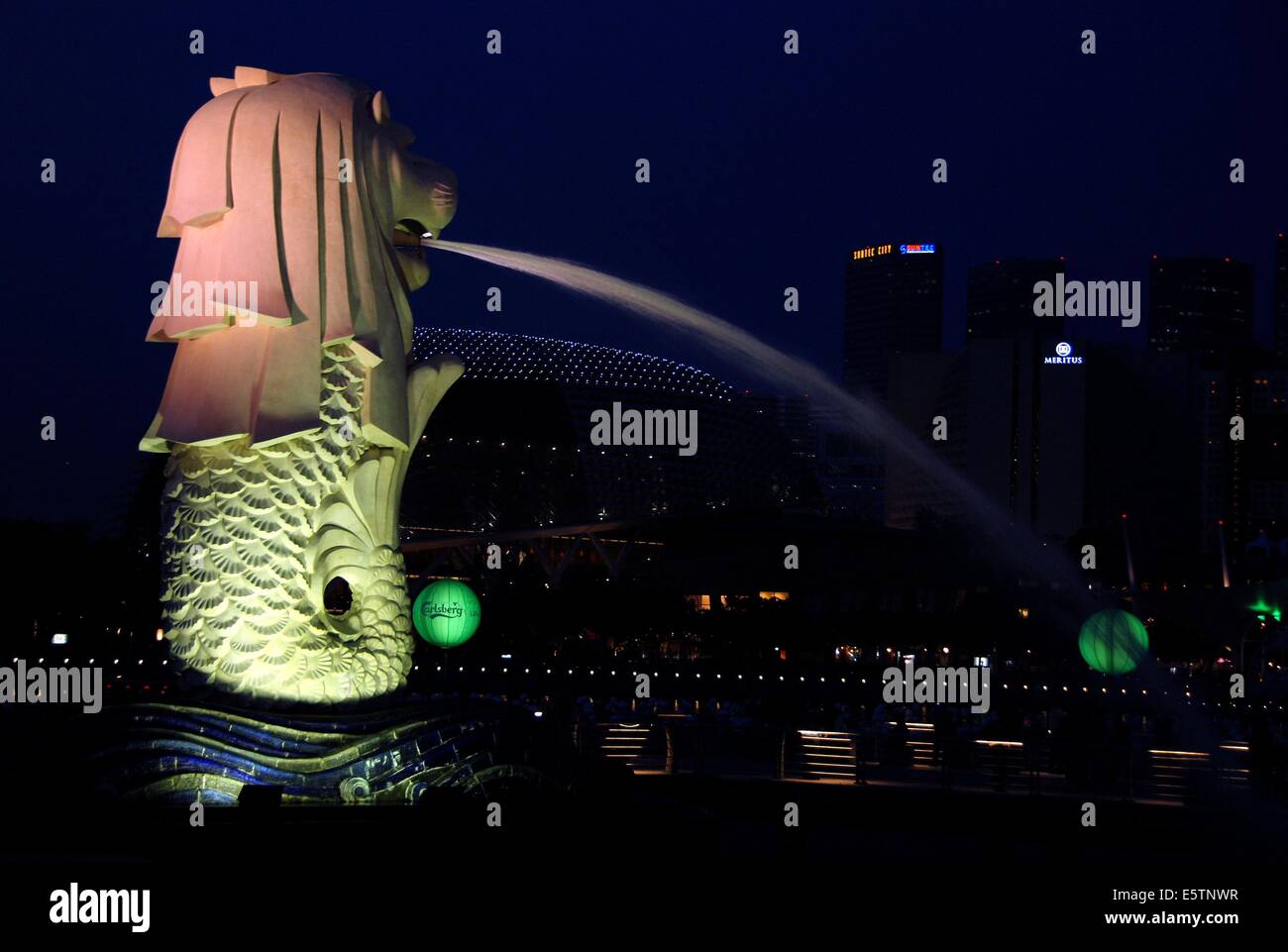 SINGAPORE: The 1972 Merlion Fountain with its dramatic night ...