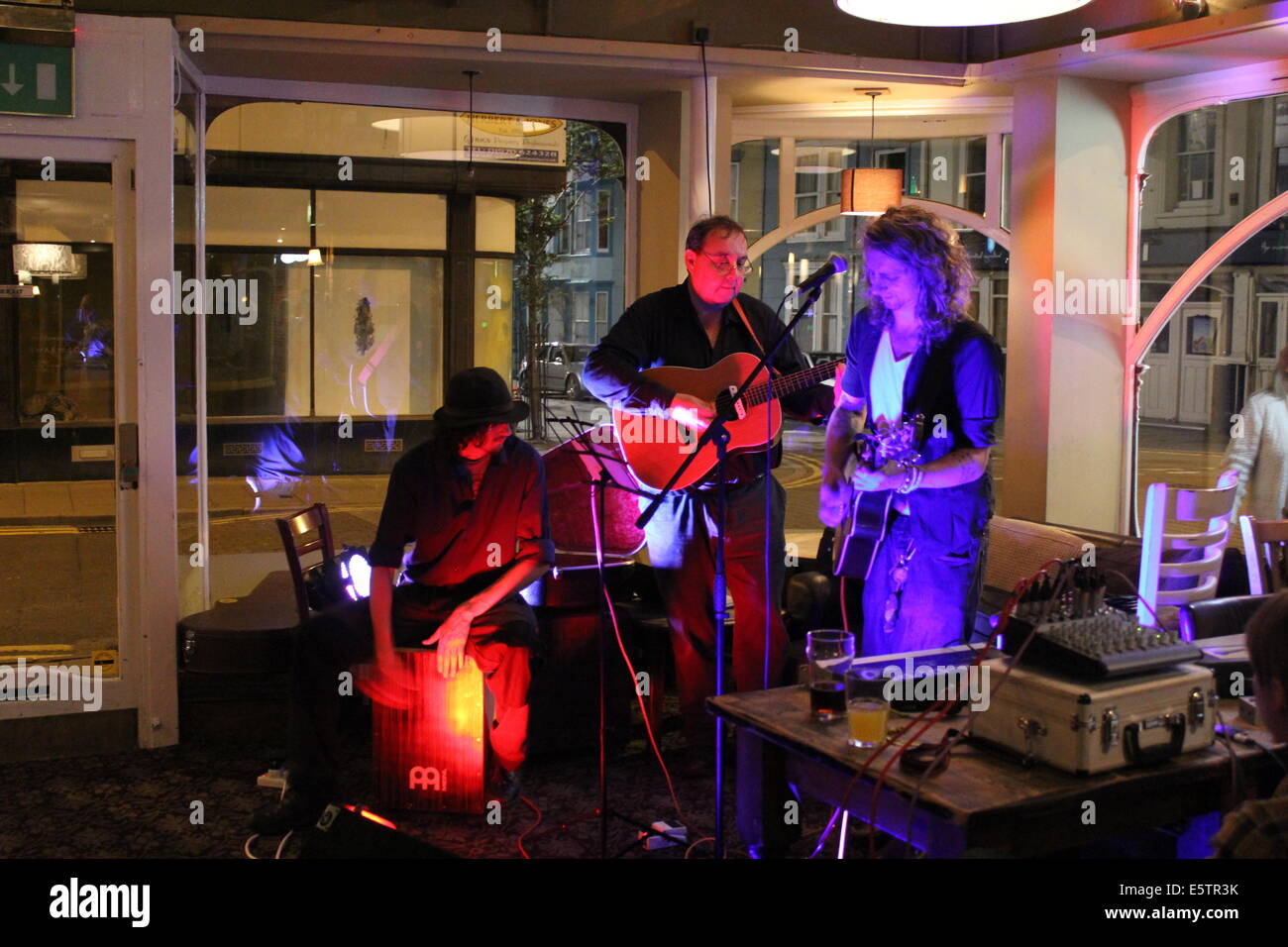 Open mic night hi-res stock photography and images - Alamy