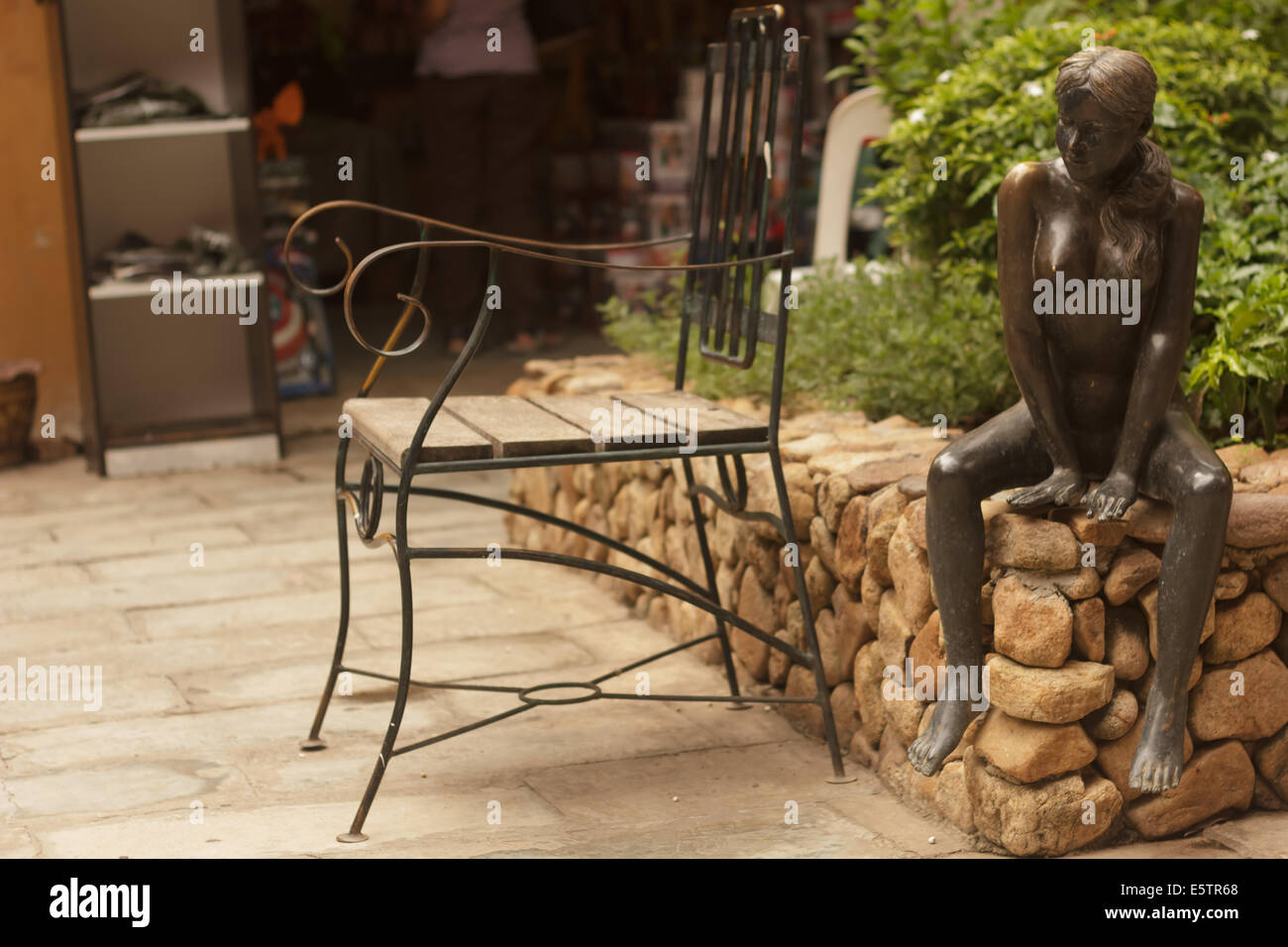 Statue people in the park Stock Photo - Alamy