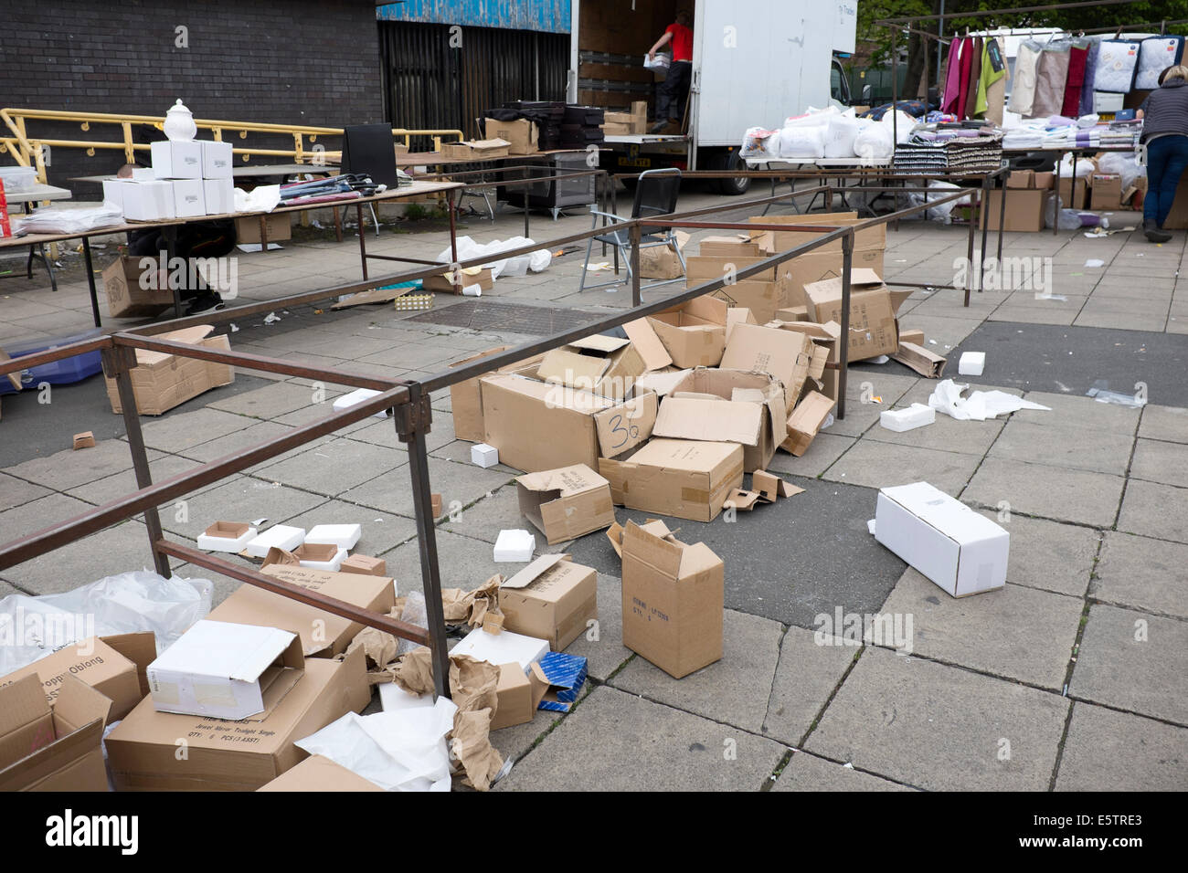 Rubbish empty cardboard boxes street market finish Stock Photo - Alamy