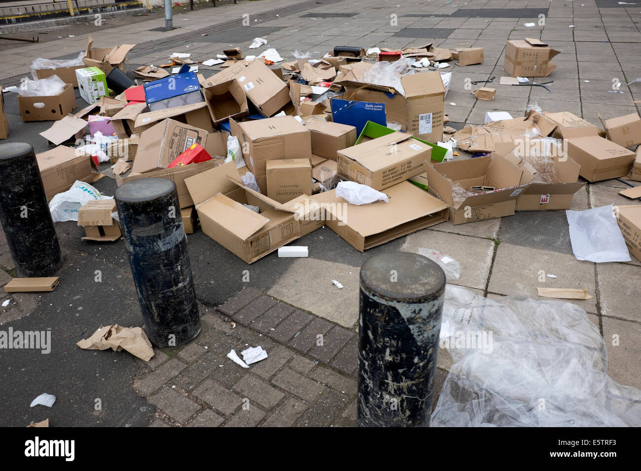Discarded rubbish hi-res stock photography and images - Alamy