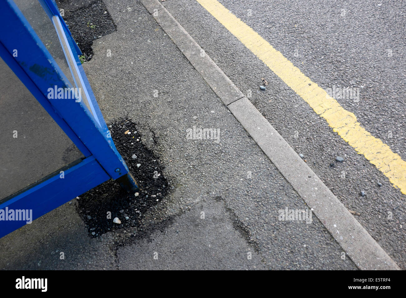 Pavement Sidewalk Tarmac Single Yellow Line Bus Stop Stock Photo - Alamy