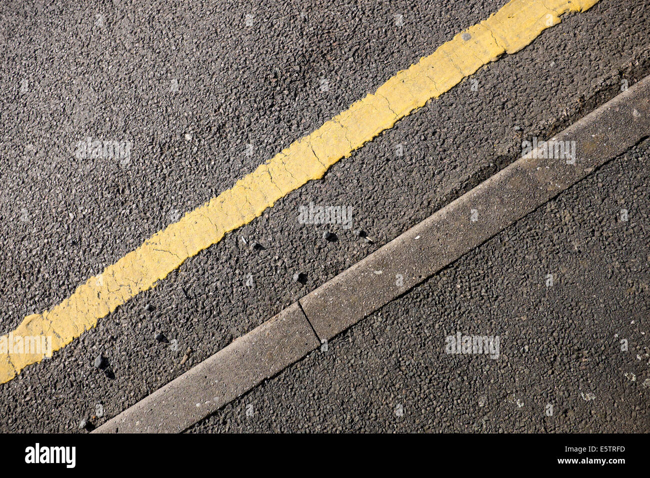 Pavement Sidewalk Tarmac Road Yellow Line 1 One Stock Photo - Alamy