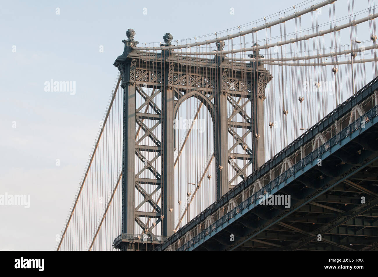 The Manhattan Bridge spans the East River between Manhattan and ...