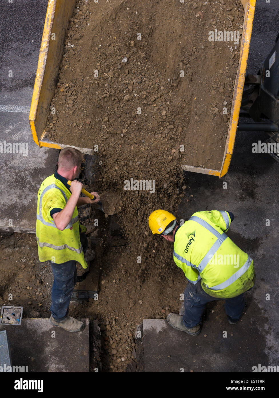 UK Roadworks Repair and replacement of underground water mains pipework ...