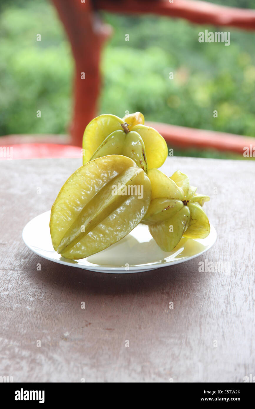 Fresh star fruit in dish on the foods table Stock Photo - Alamy