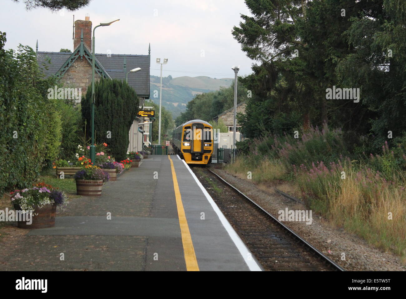 Caersws railway station featuring the cambrian coast train Stock Photo ...