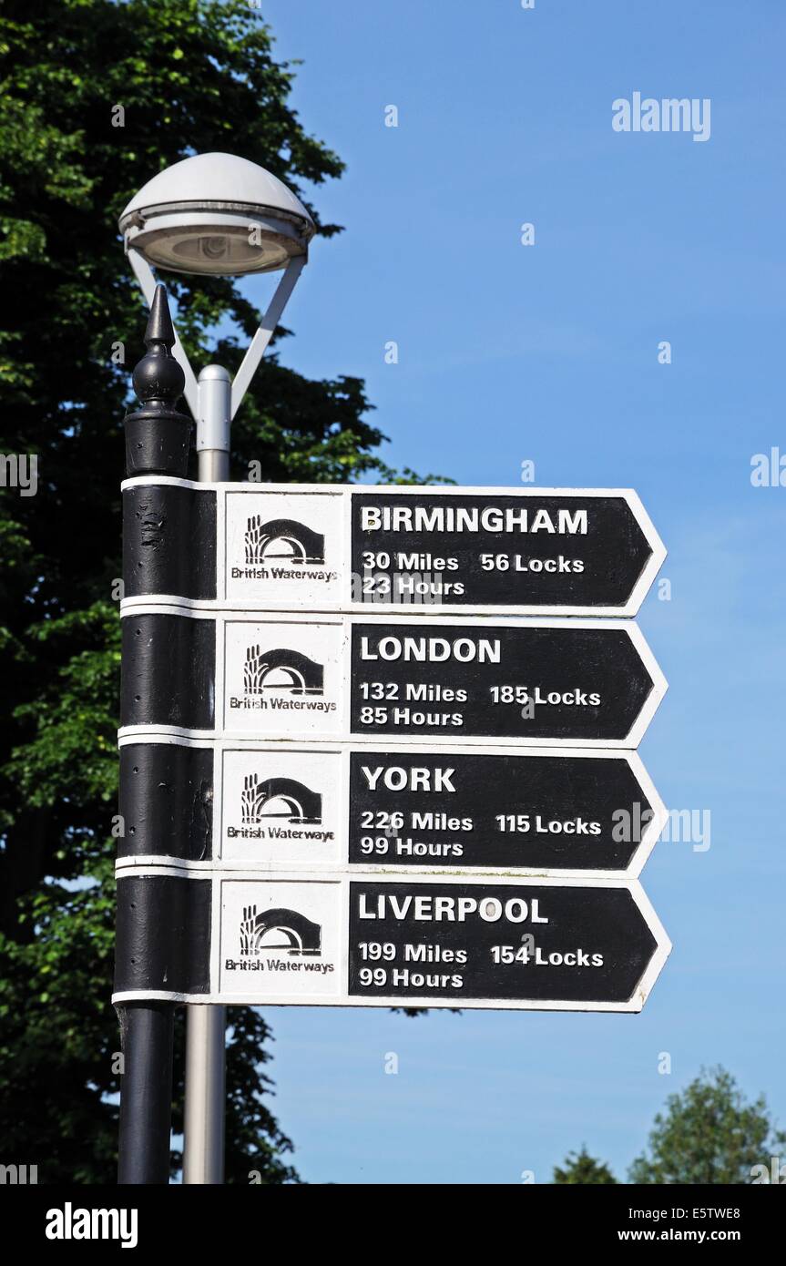 Canal mileage sign showing distances to various destinations, Stratford ...