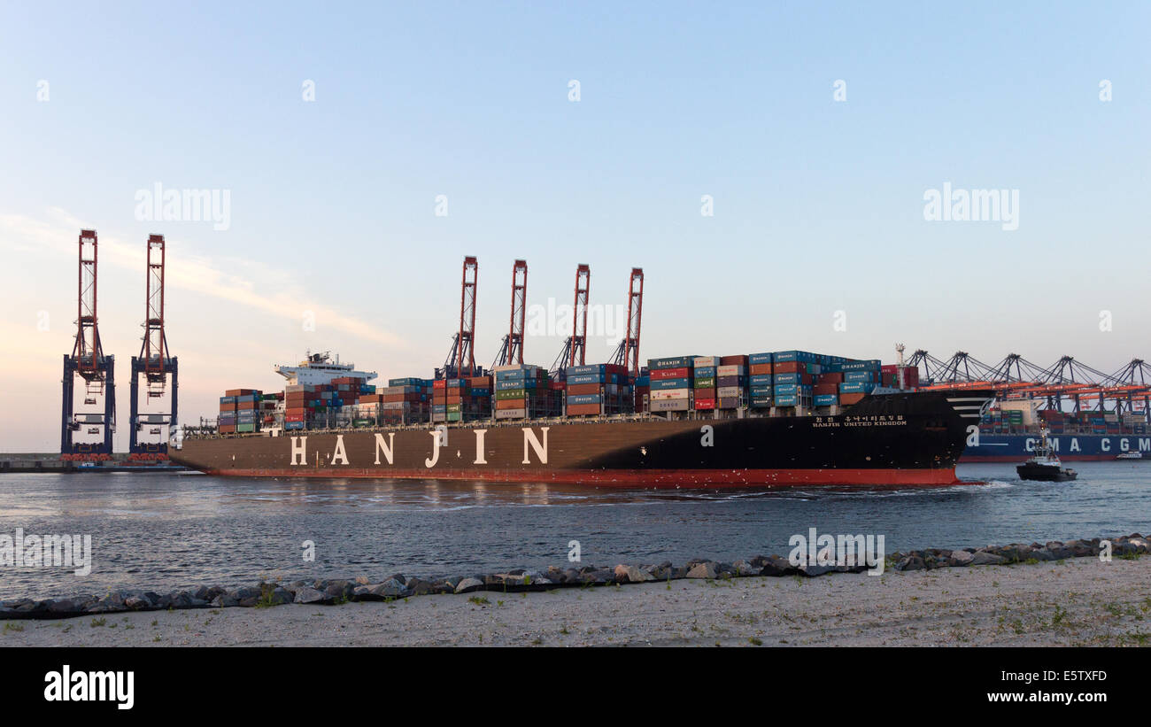 Container ship from Hanjin Shipping turning in the Port of Rotterdam ...