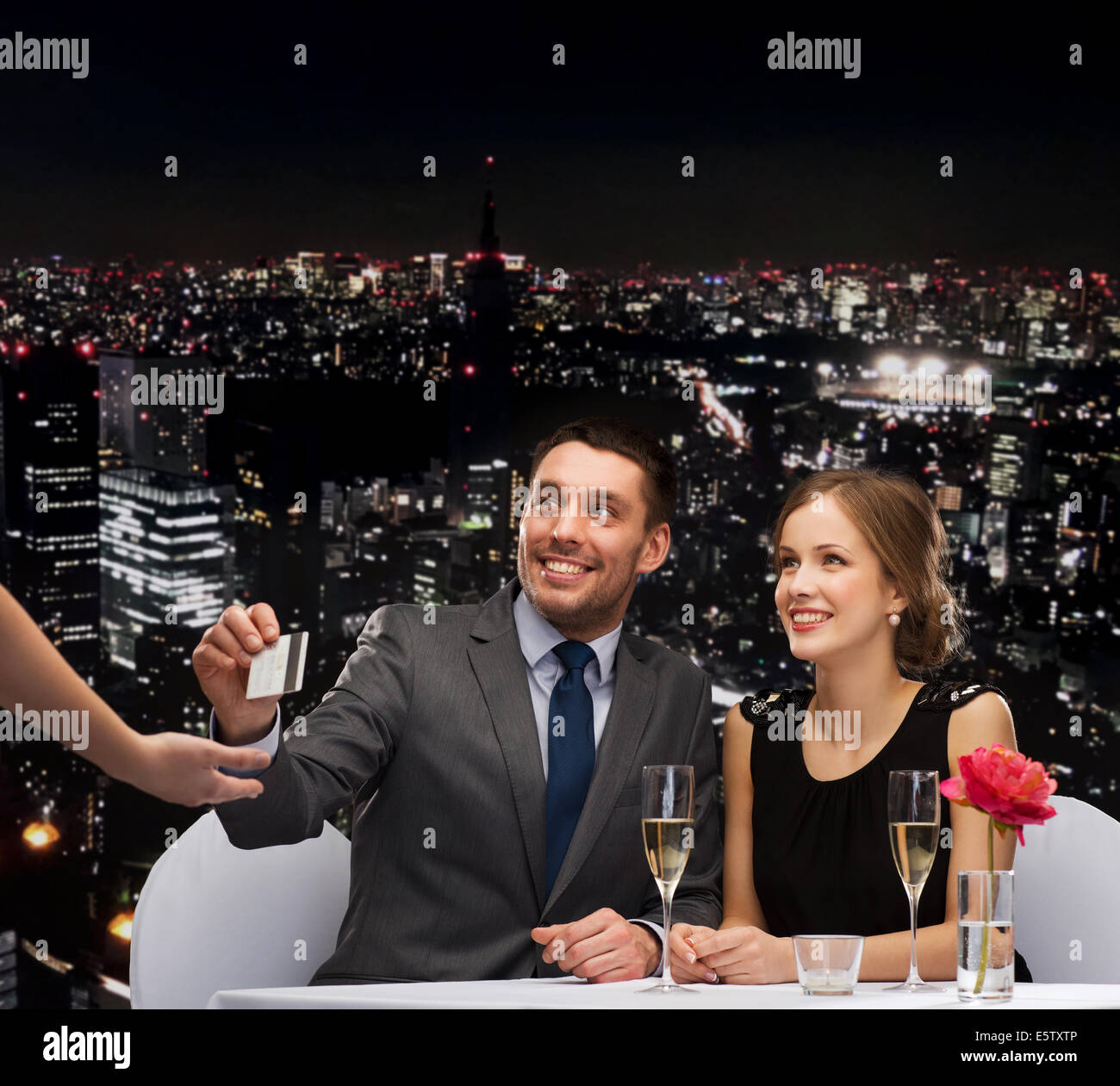 Restaurant family pay hi-res stock photography and images - Alamy