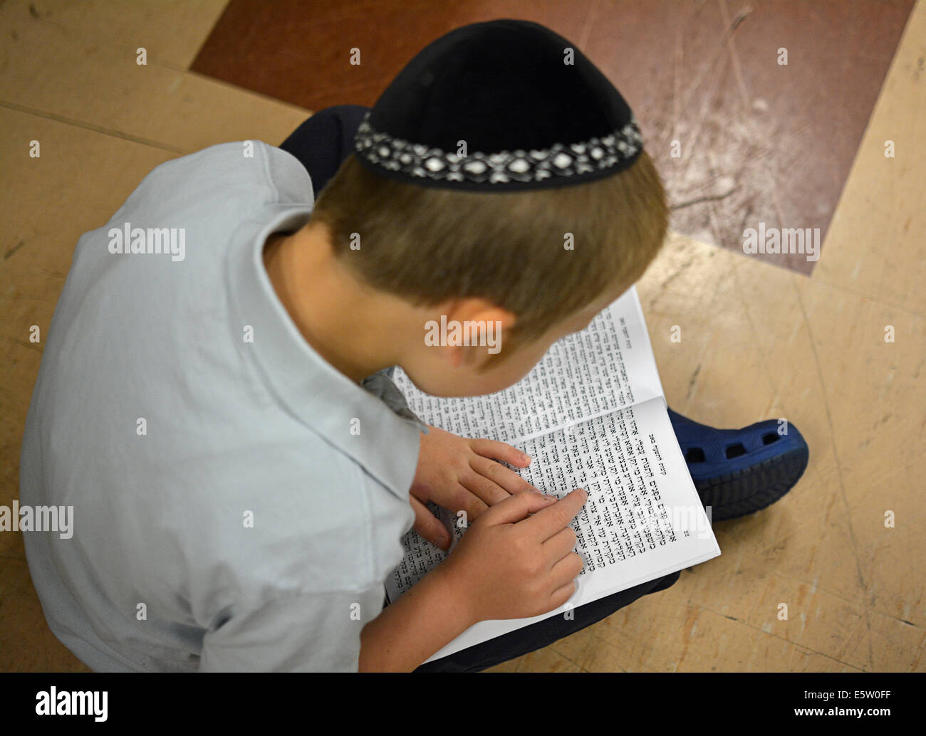 Jewish boy praying hi-res stock photography and images - Alamy