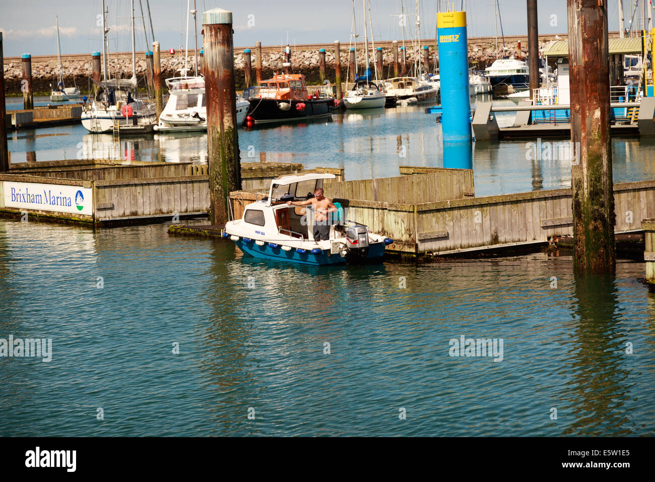 Holiday beach buildings buildings with ocean and family palm palm hi ...