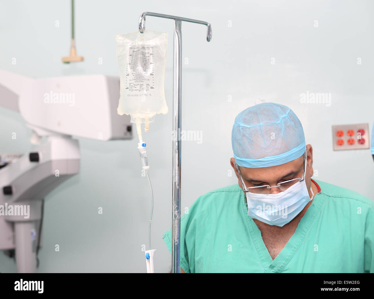 Surgeon testing the infusion to a patient Stock Photo - Alamy