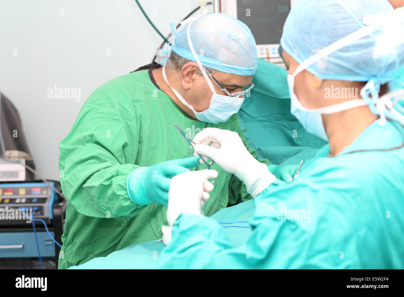Surgeon making a suturation Stock Photo - Alamy