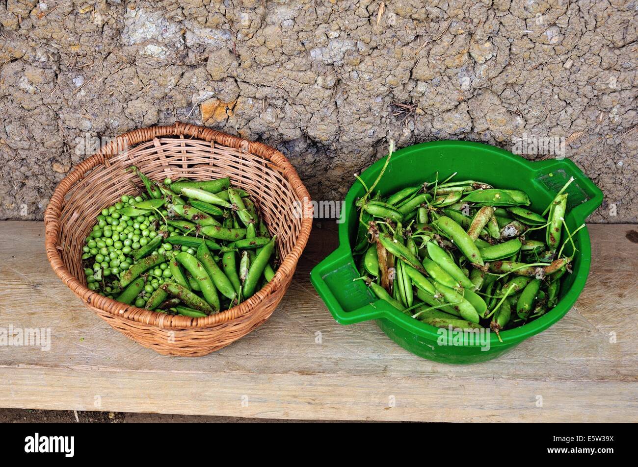Peeling pea pods in Cruzpata - CHACHAPOYAS . Department of Amazonas ...