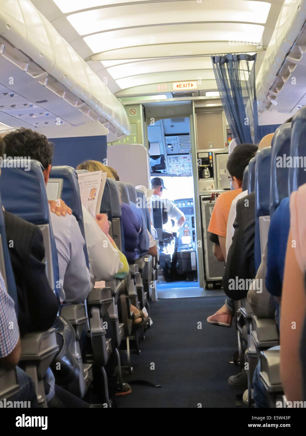 Pilot cockpit commercial plane hi-res stock photography and images - Alamy