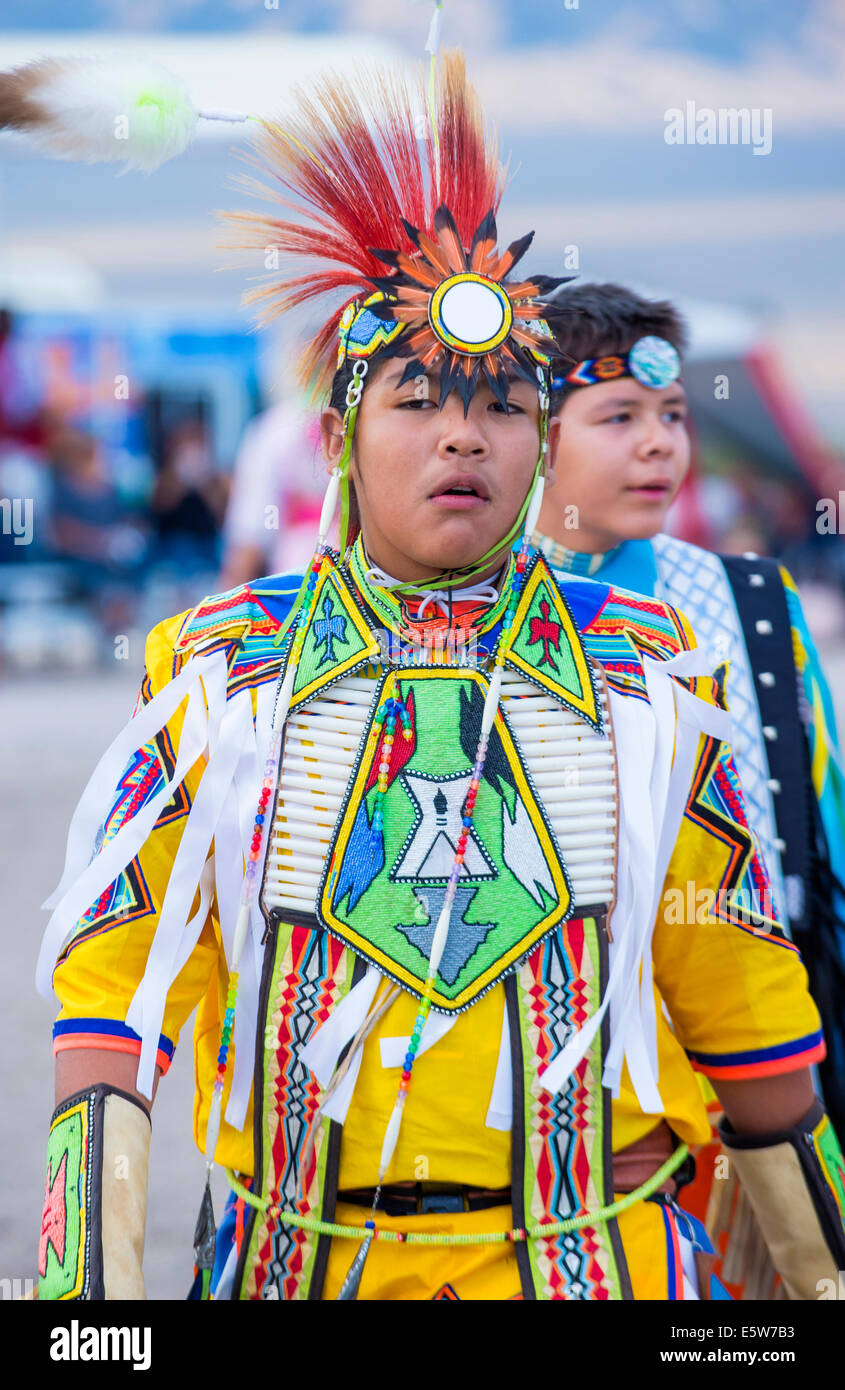 Native american boys dance hi-res stock photography and images - Alamy