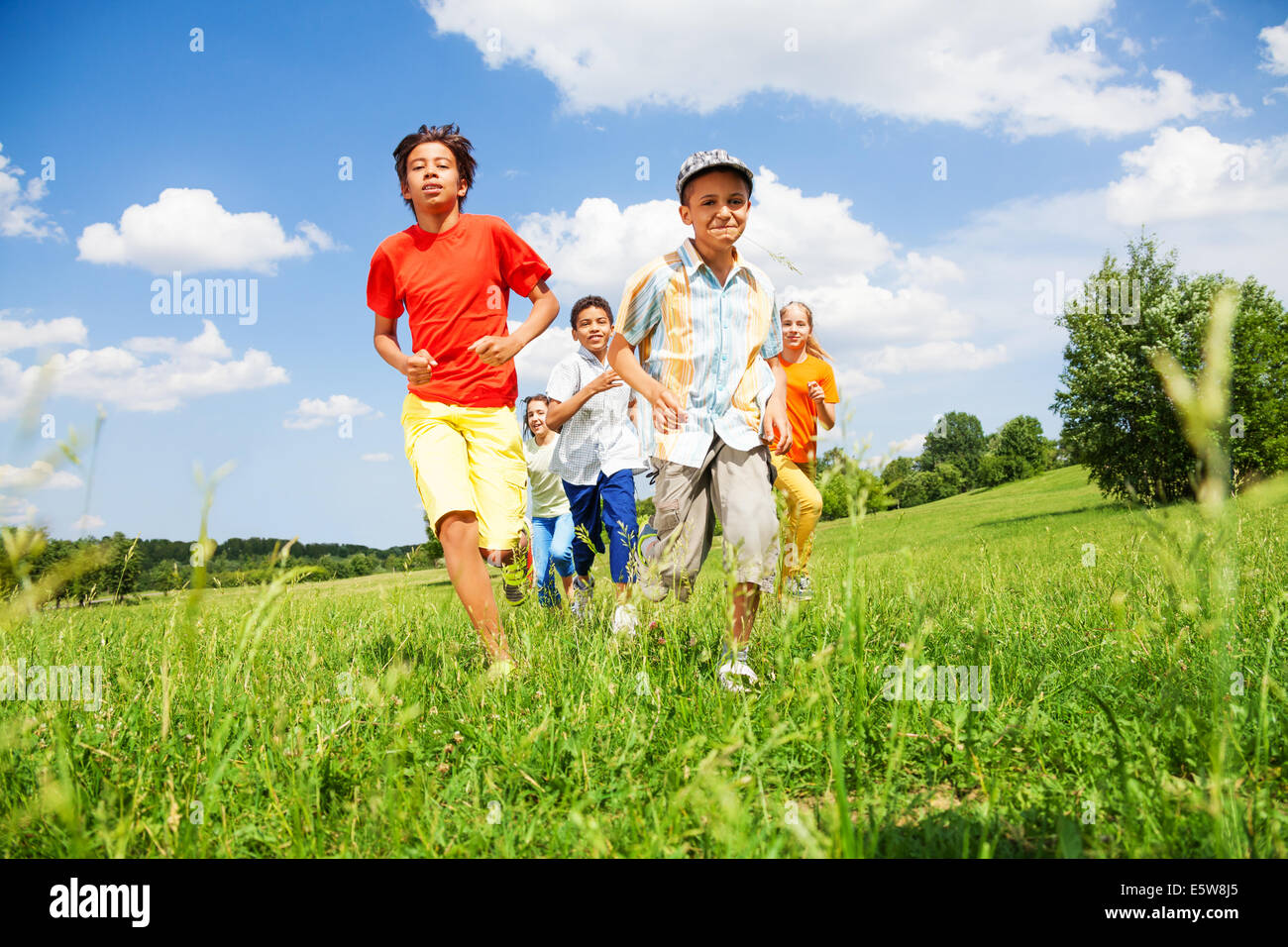 Happy kids play hi-res stock photography and images - Alamy