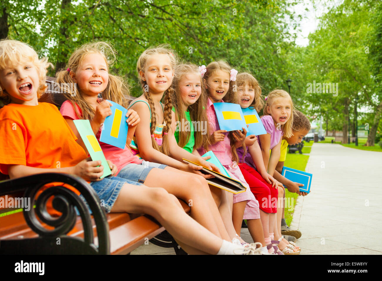 School children sitting on bench hi-res stock photography and images ...