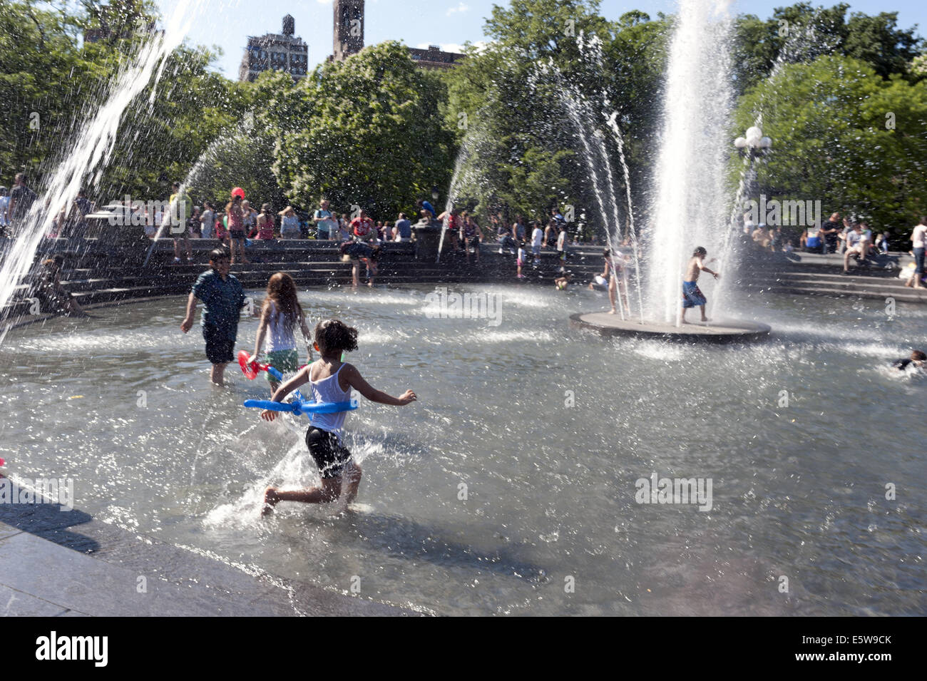 Children playing water fountain urban hi-res stock photography and ...
