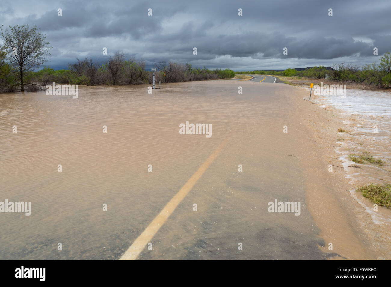 Sudden flash flooding dangerously overtakes a highway in Southern Texas ...