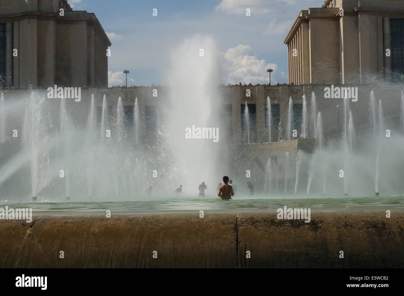 Fountain of Warsaw at Jardins du Trocadero Gardens, water cannons ...