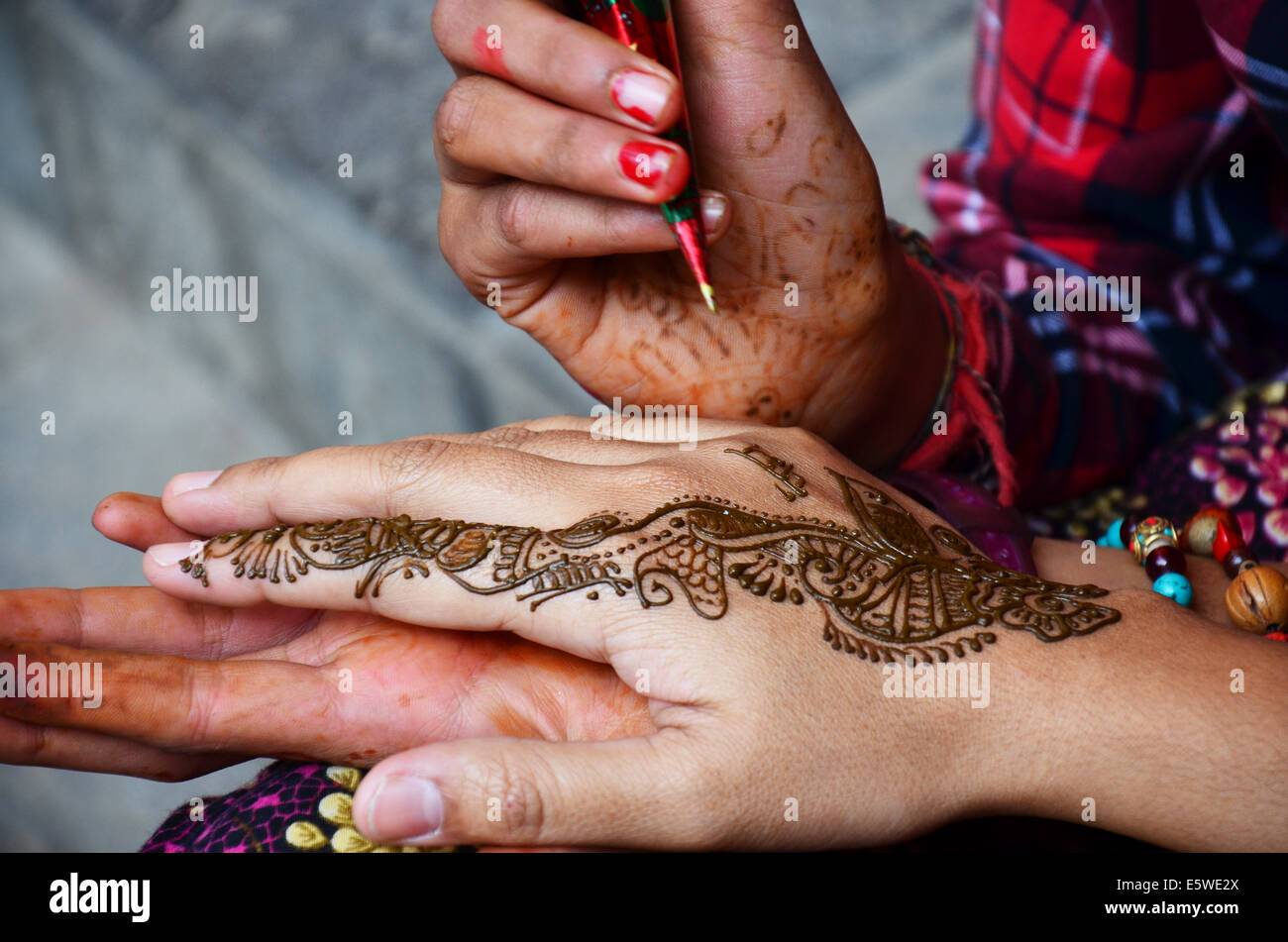 Hands traditional henna painting mehndi hi-res stock photography and ...