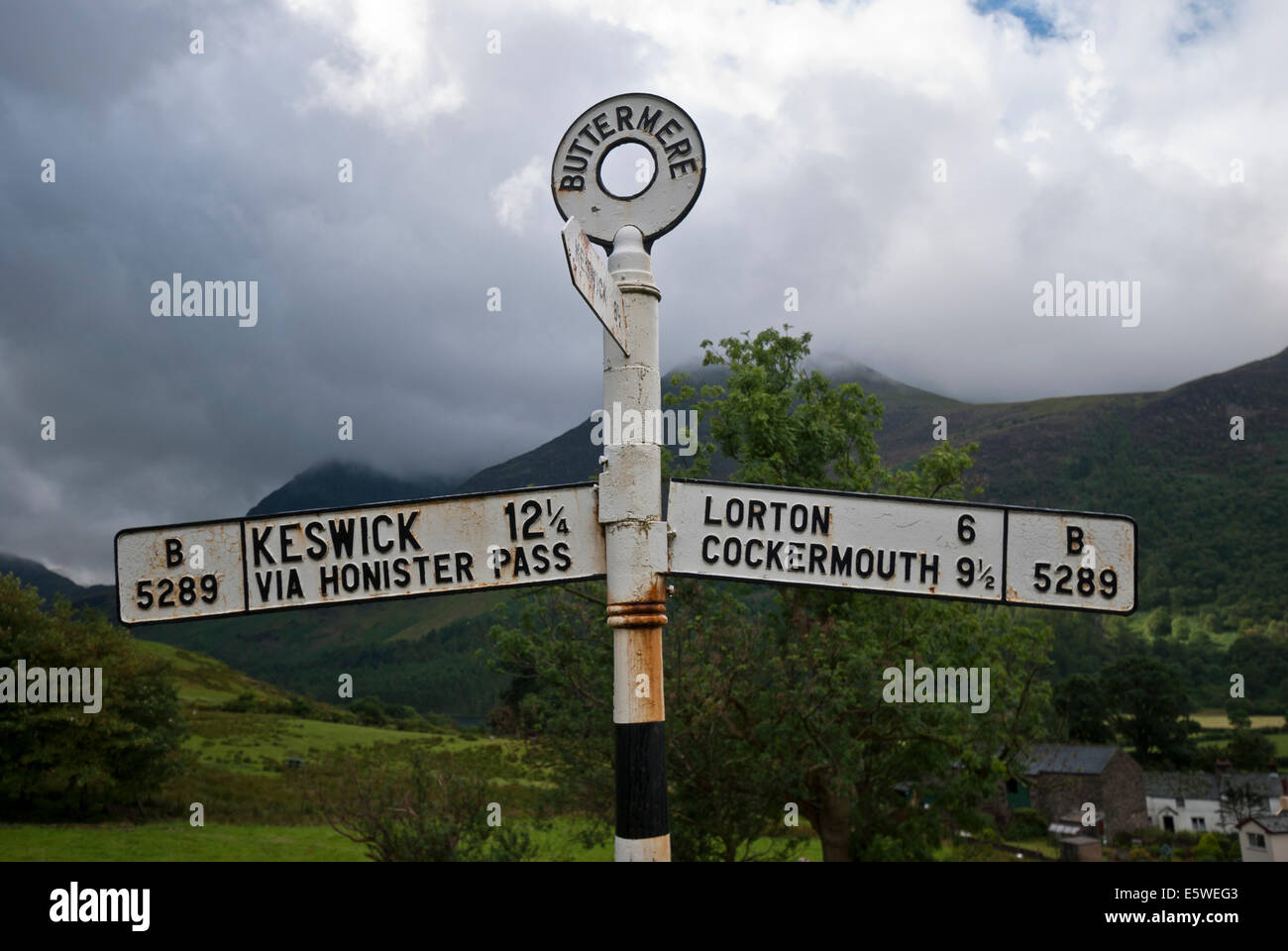 Old fashioned signpost hi-res stock photography and images - Alamy