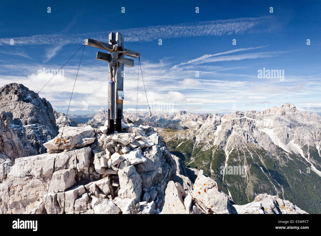 Summit cross of the Croda Rossa di Sesto, behind the Dreischusterspitze ...