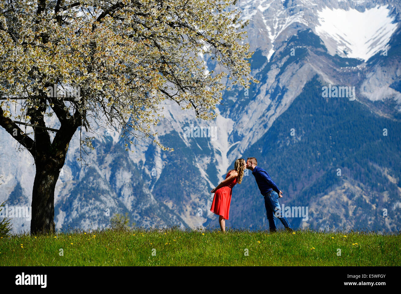 Couple full body kissing hi-res stock photography and images - Alamy
