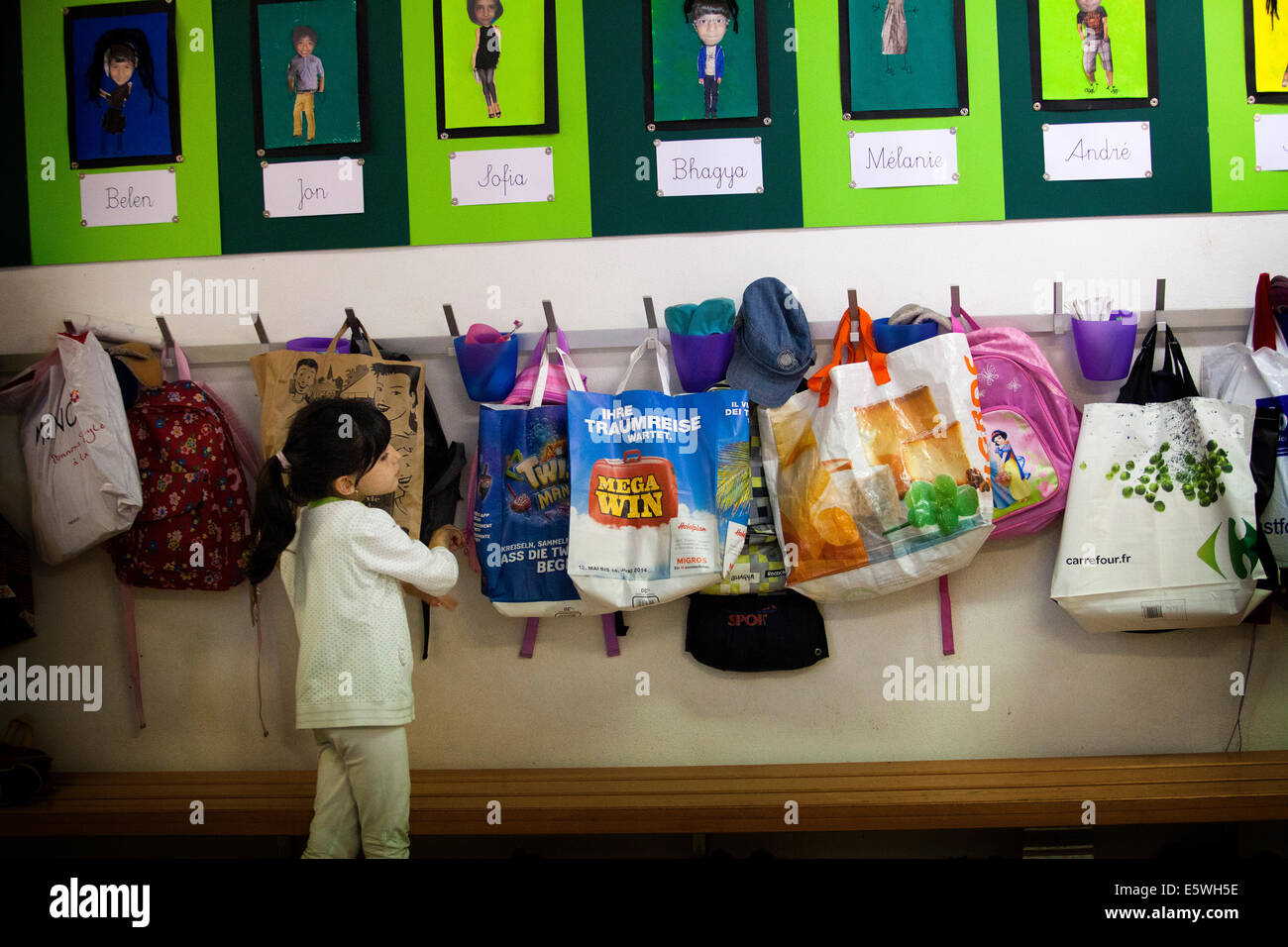 Primary school hallway hi-res stock photography and images - Alamy
