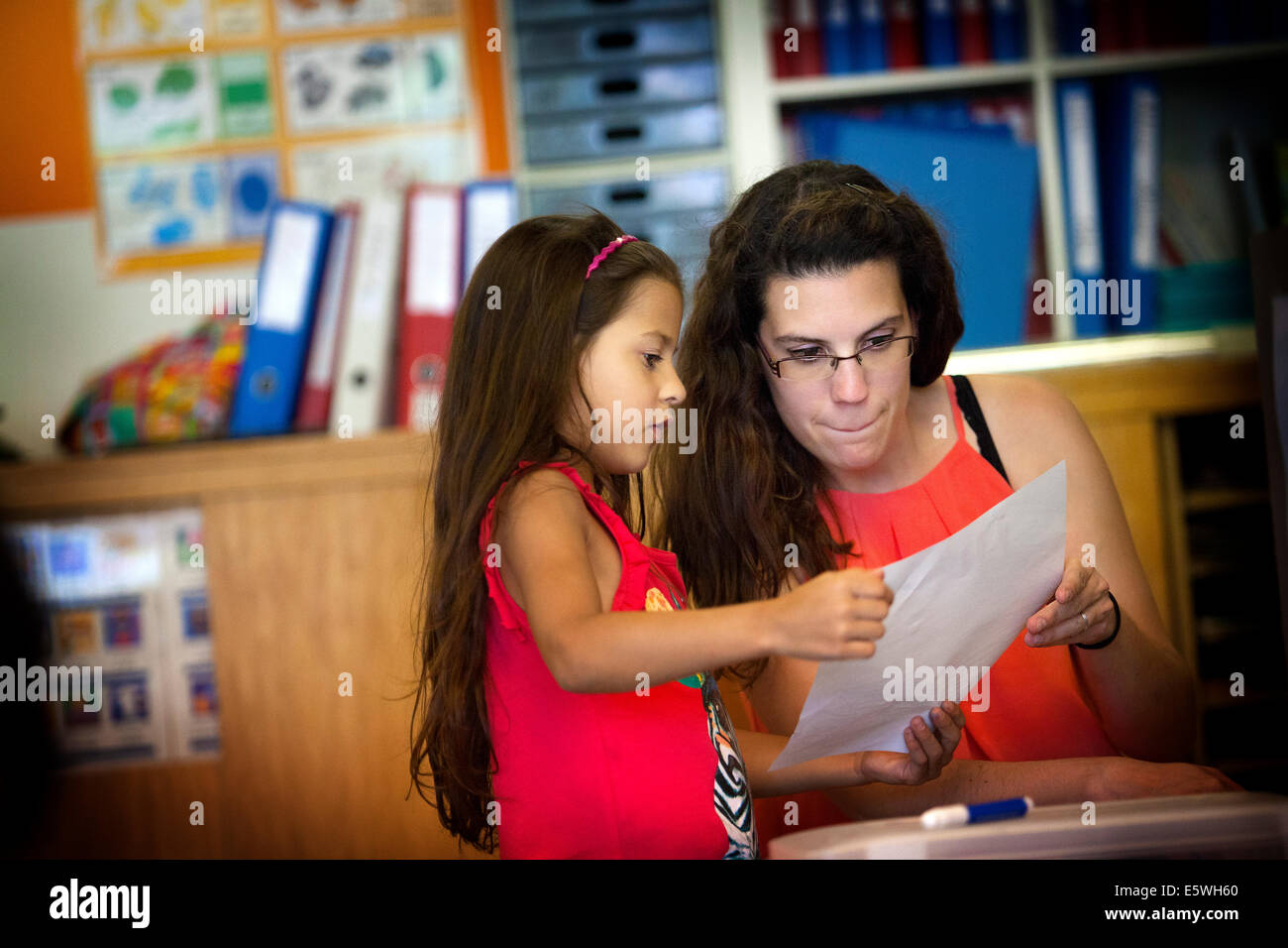 School classroom pupils discussion hi-res stock photography and images ...