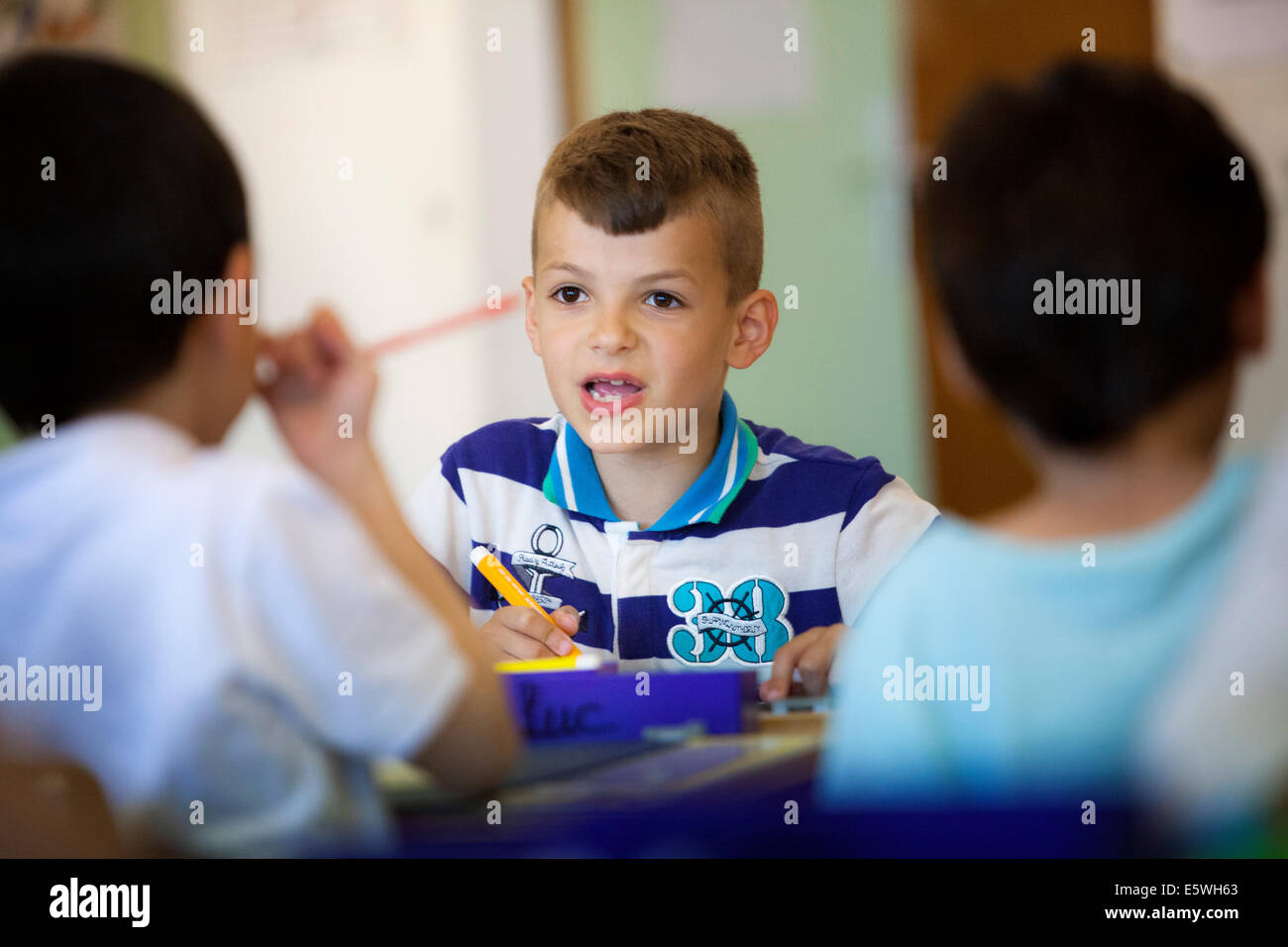 Primary student group discussion hi-res stock photography and images ...