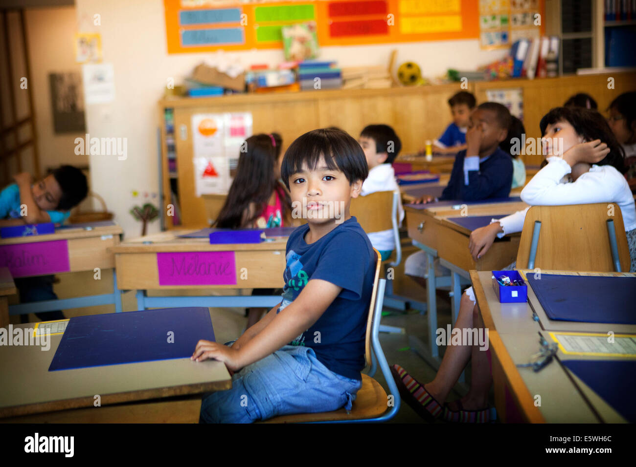 Primary school classroom boys girls hi-res stock photography and images ...