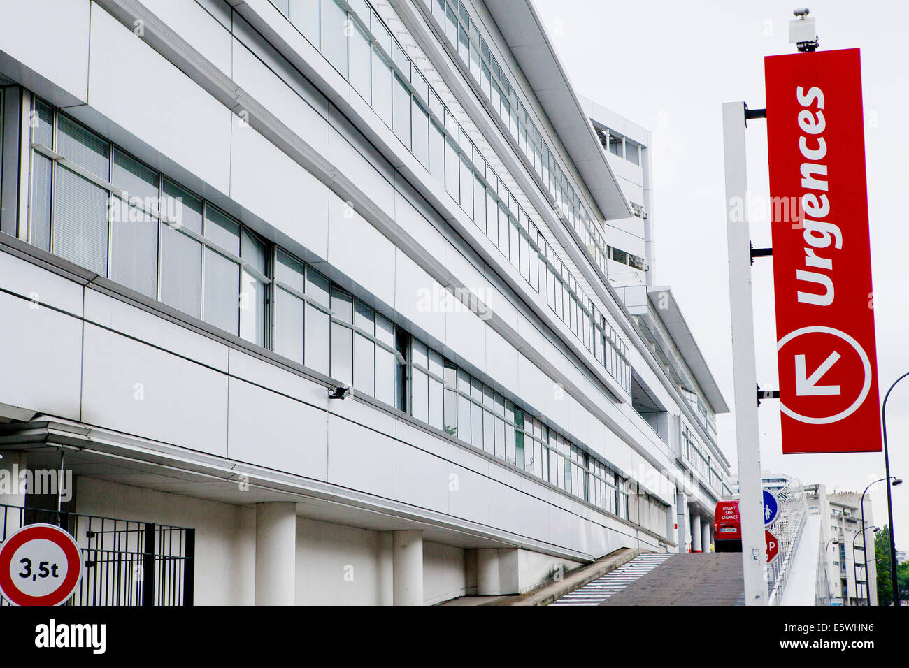 Emergency ward signpost Stock Photo - Alamy