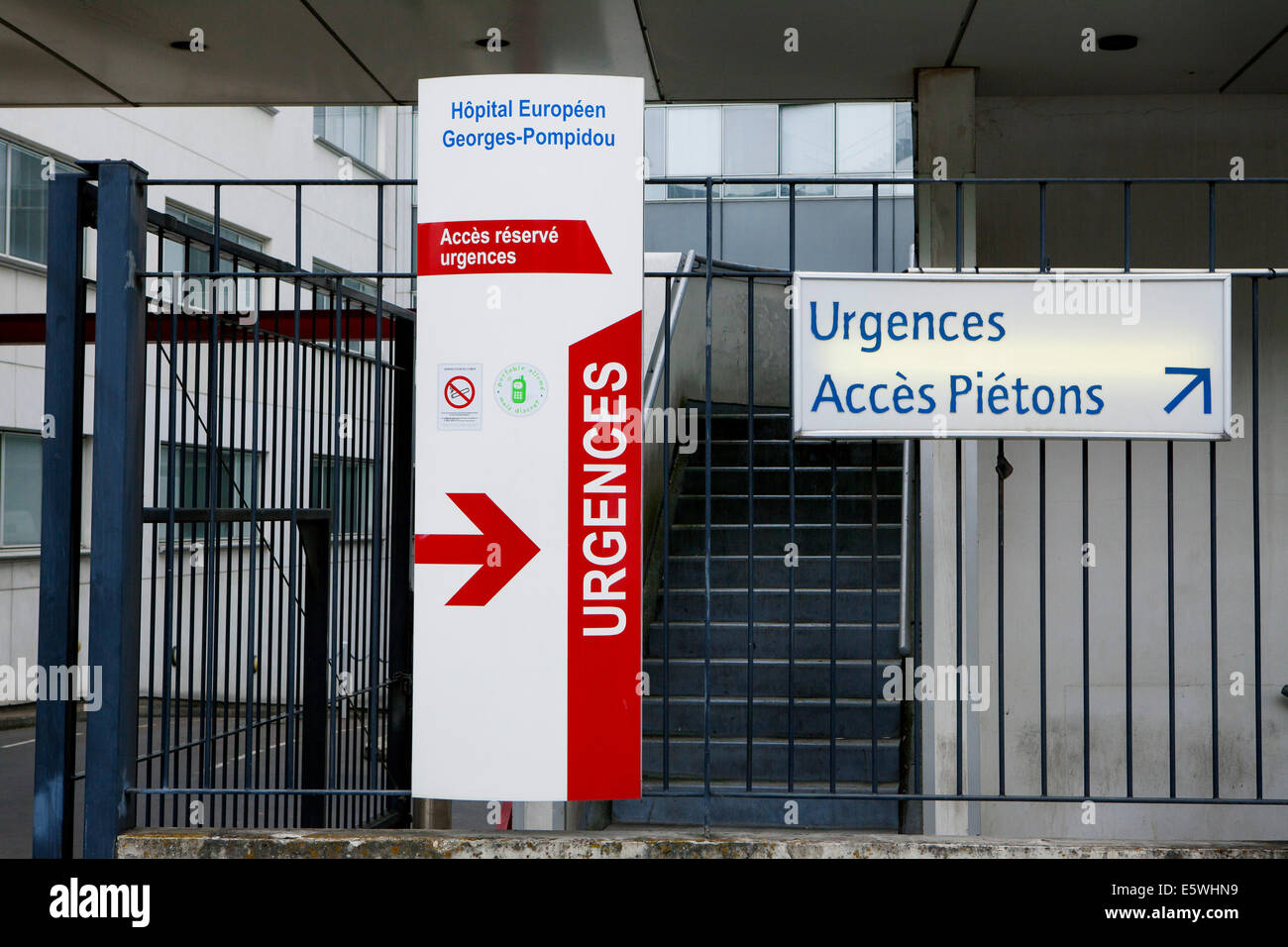 Emergency ward signpost Stock Photo - Alamy