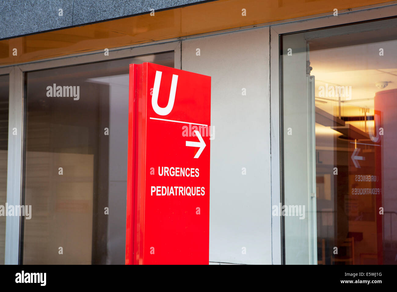 Emergency ward signpost Stock Photo - Alamy