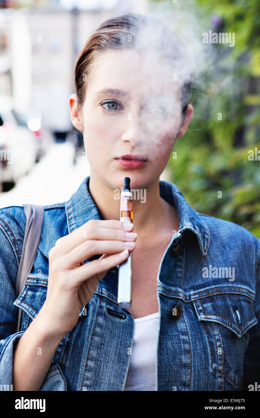 Vapor cigarettes hi-res stock photography and images - Alamy