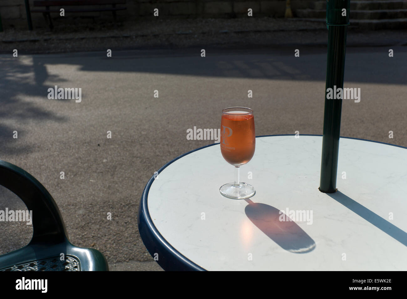 Wine glass table sun hi-res stock photography and images - Alamy