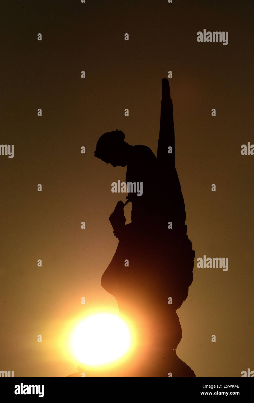 The sun sets over the war memorial in Plymouth,Devon,UK Stock Photo - Alamy