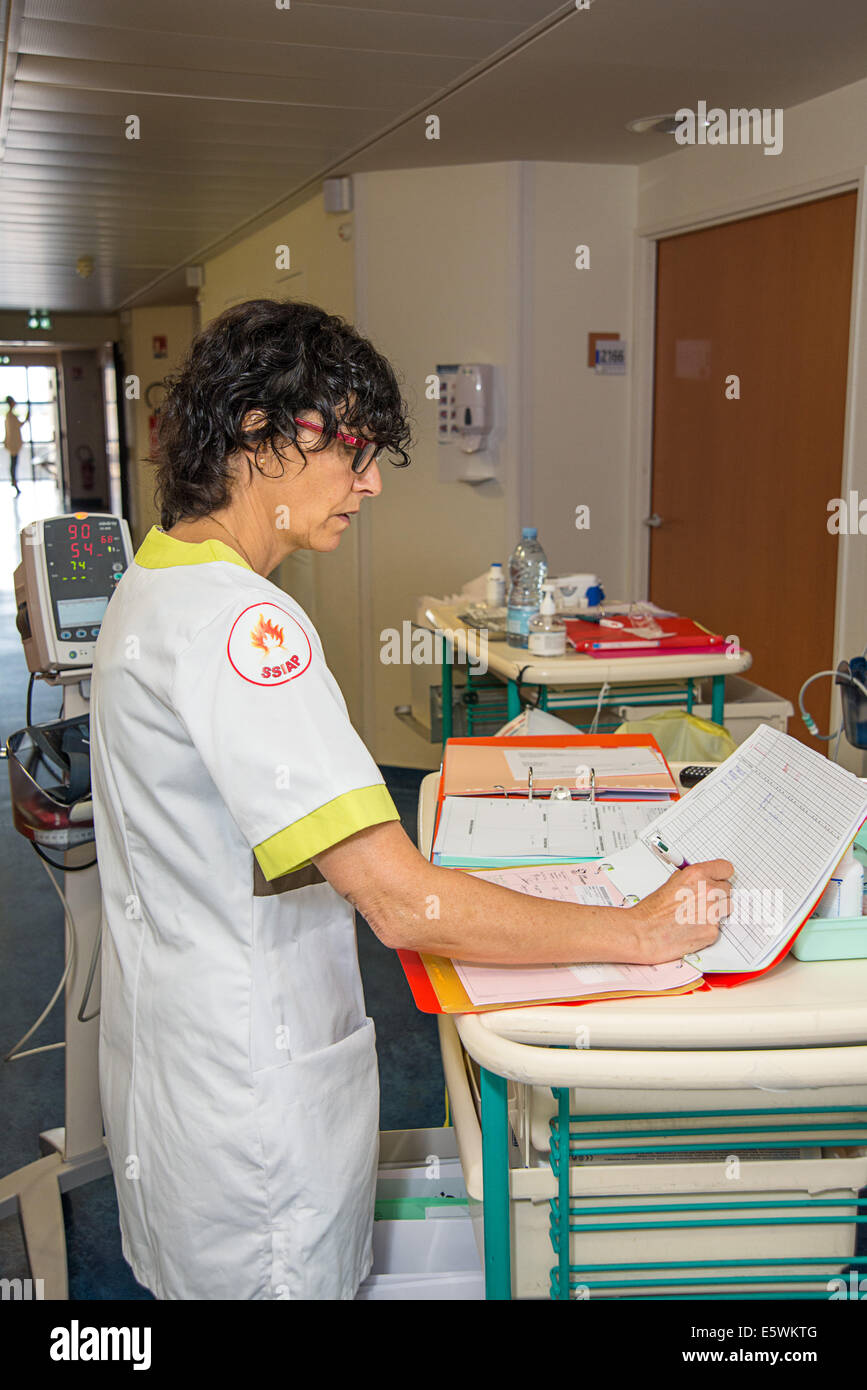 Nurse writing hi-res stock photography and images - Alamy