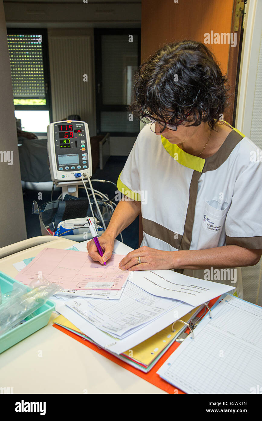 Nurse writing hi-res stock photography and images - Alamy