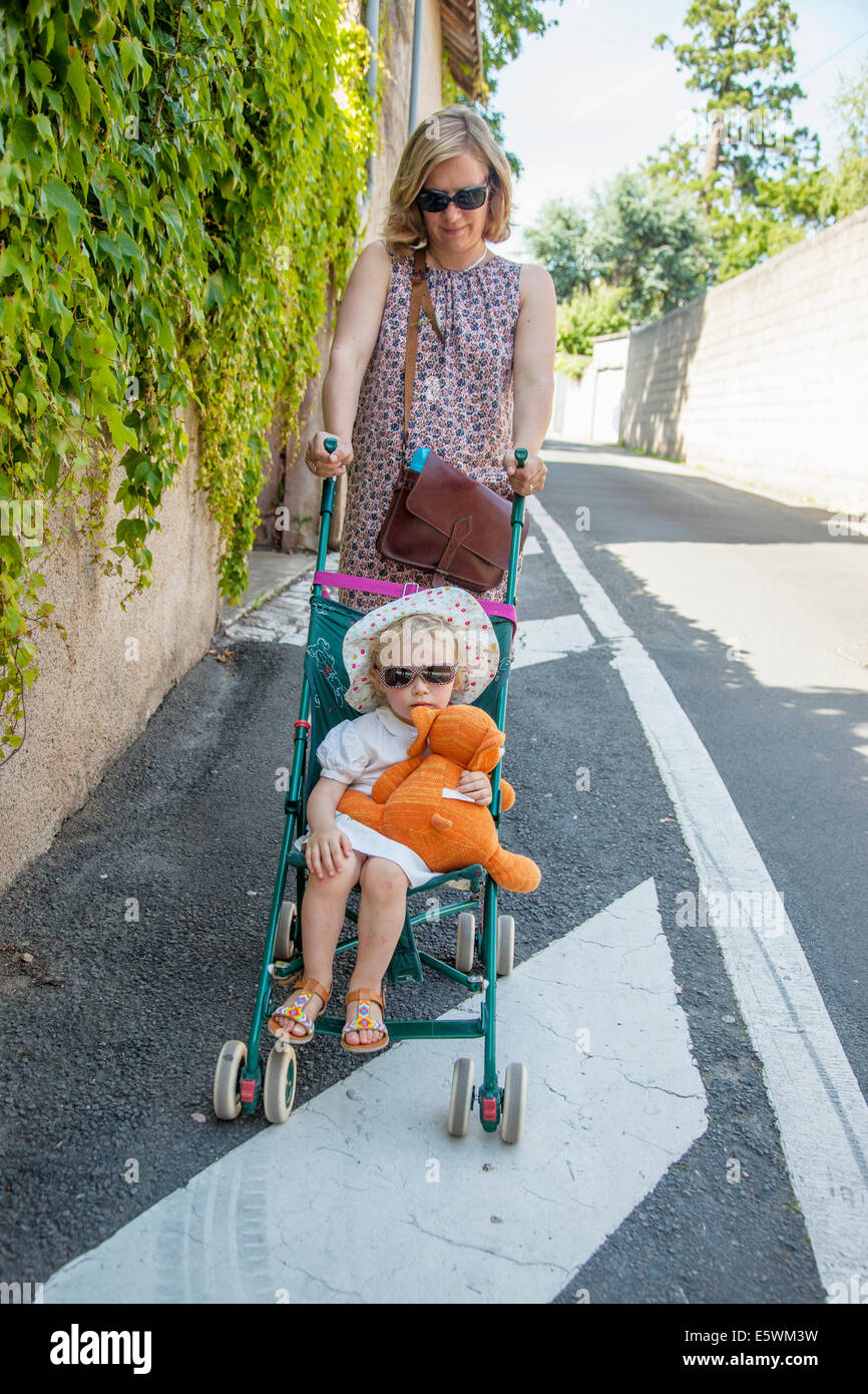 Child shade hi-res stock photography and images - Alamy