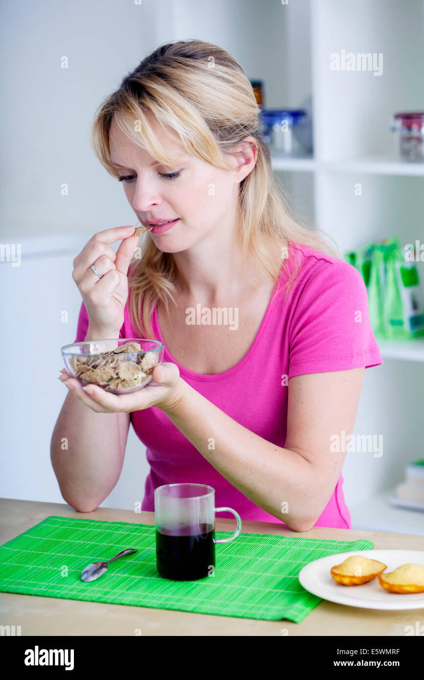 Woman eating breakfast Stock Photo - Alamy