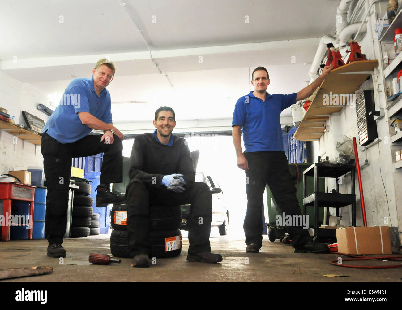 Mechanics teamwork hi-res stock photography and images - Alamy