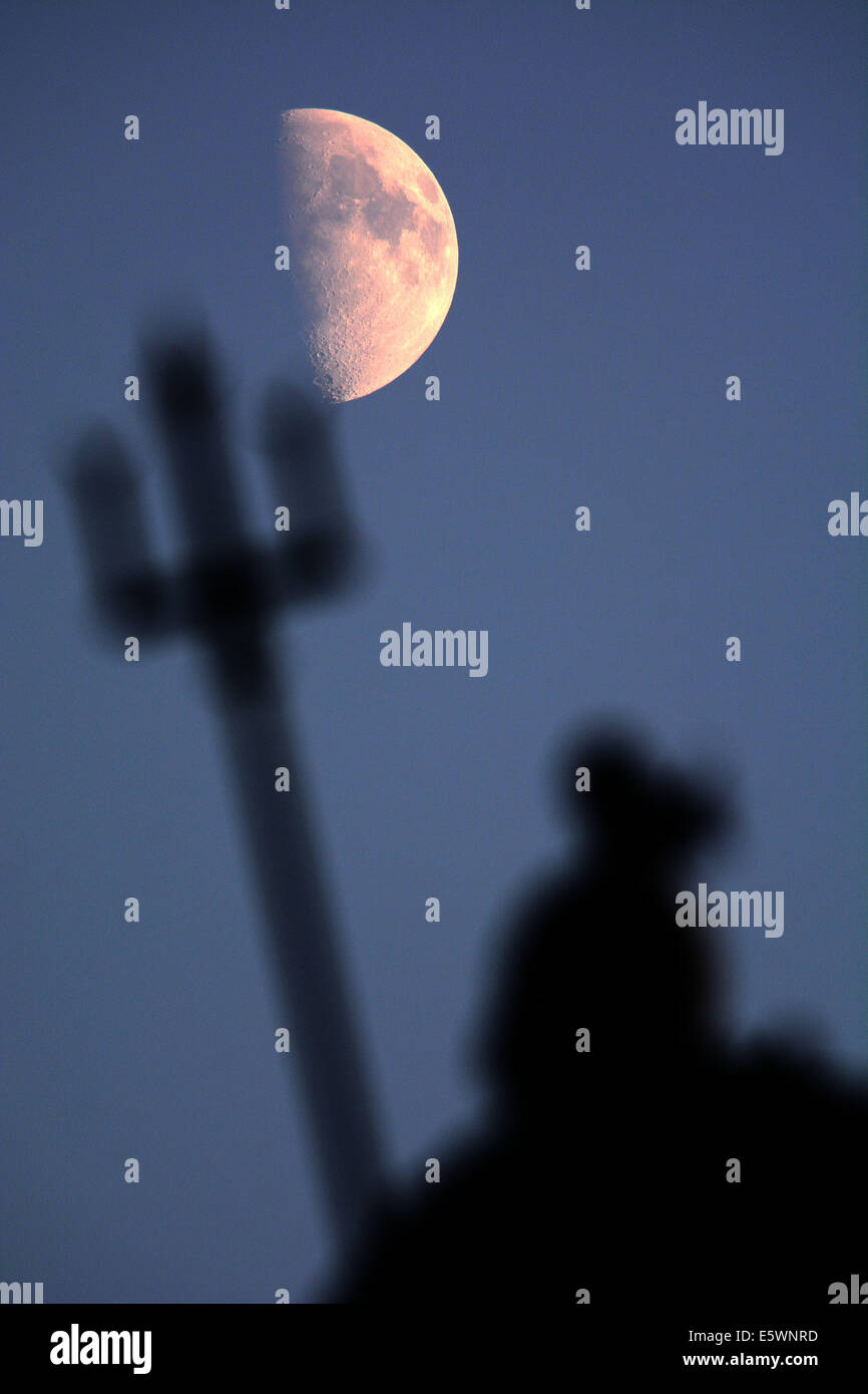 The moon over the war memorial in Plymouth,Devon,UK Stock Photo - Alamy