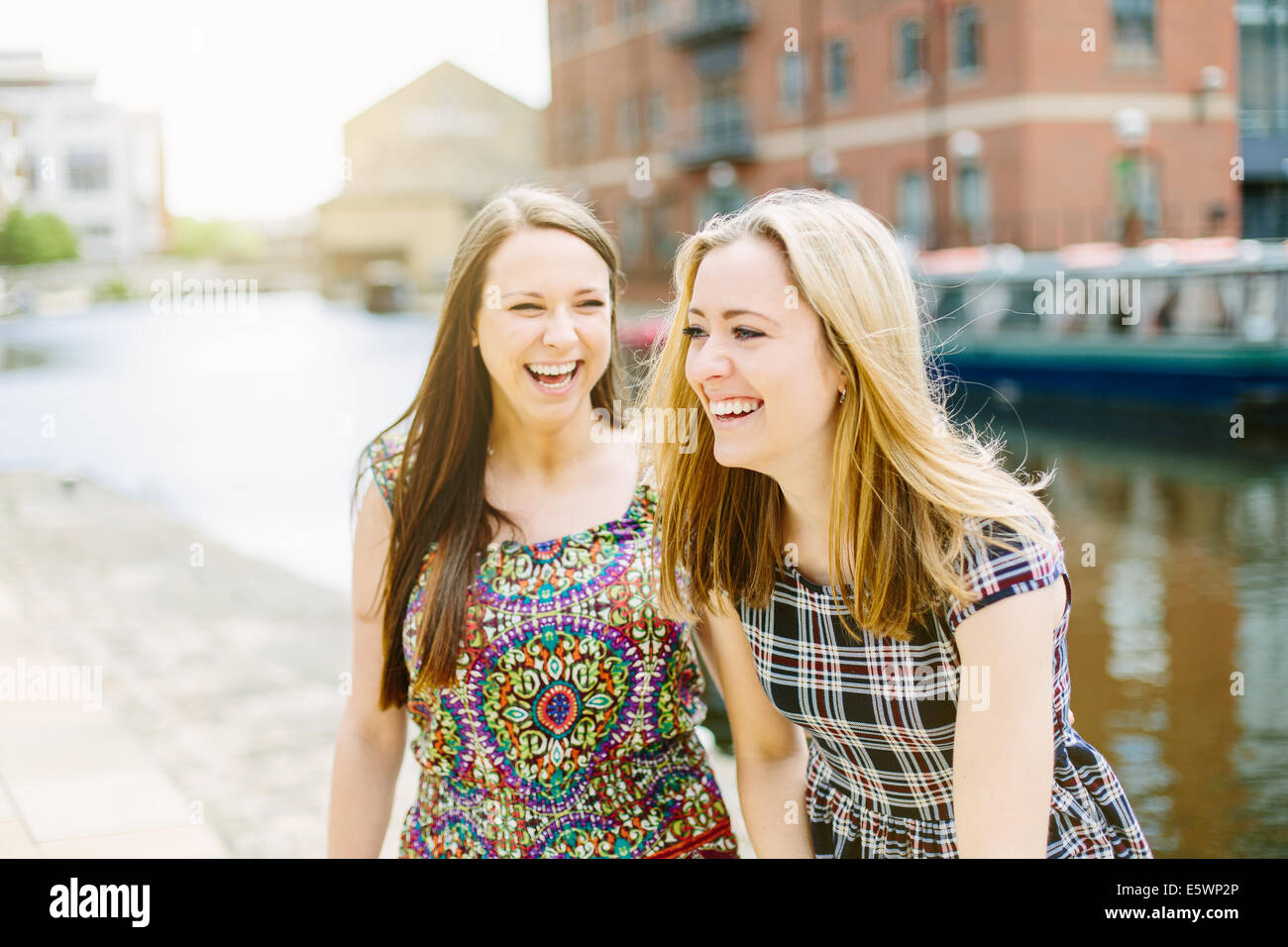 Female friends hi-res stock photography and images - Alamy