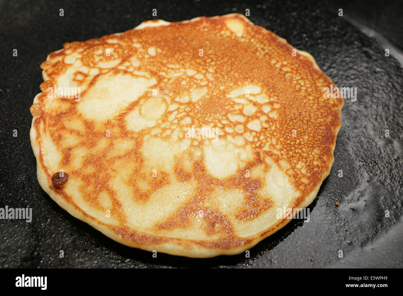 Fresh pancake in a frying pan Stock Photo - Alamy